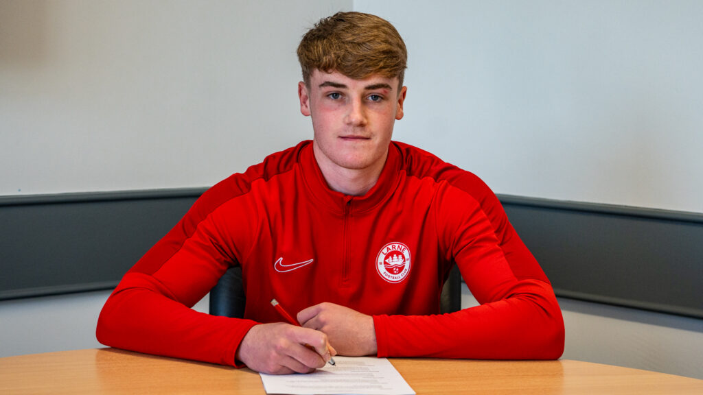 Wallace goes pro at Inver | Larne FC